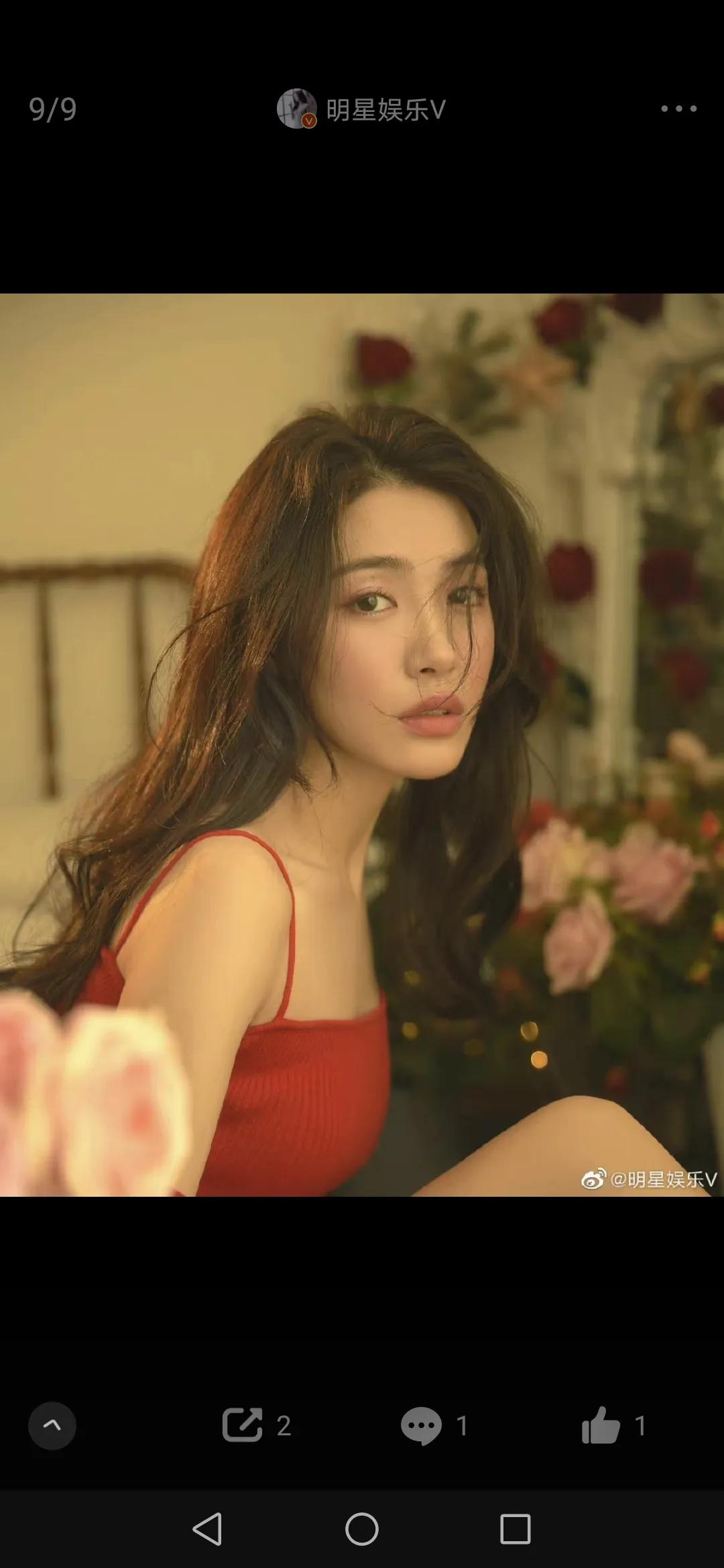 Dai Meng# Wearing a red suspender skirt, full of elegance and femininity - iNEWS