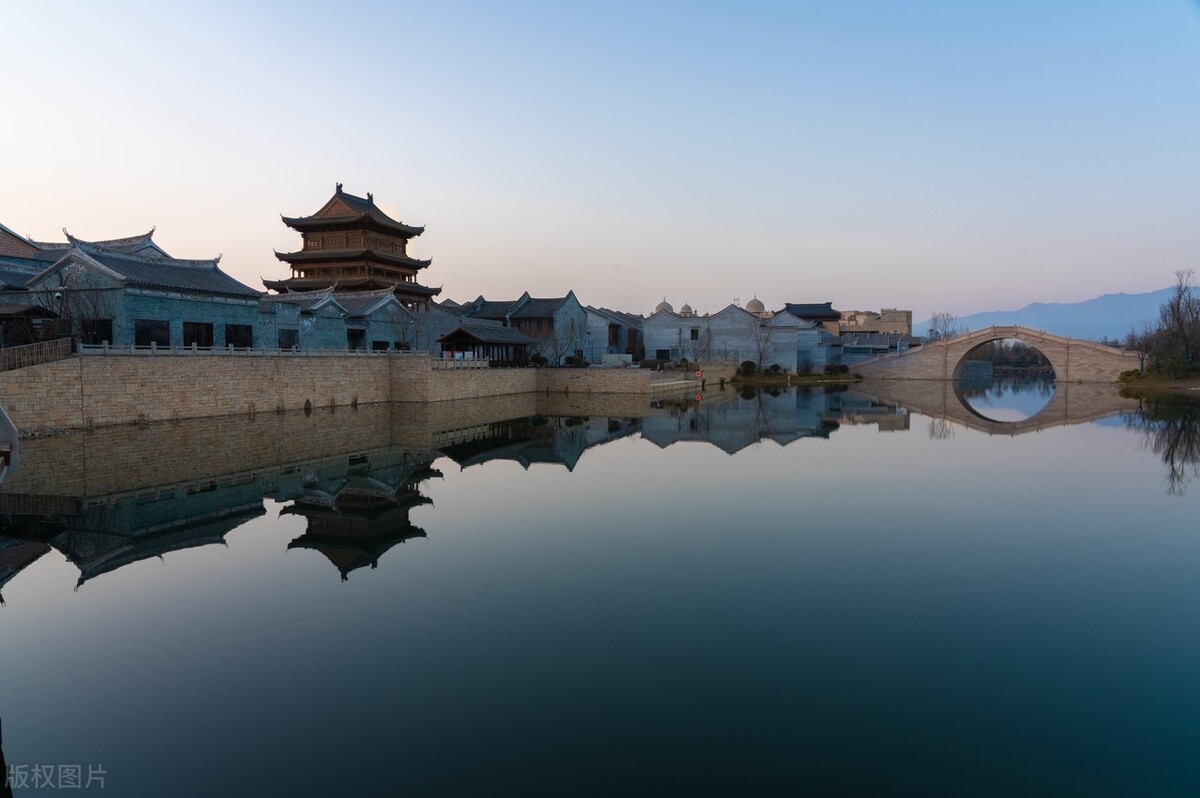 Emperor Xian of the Han Dynasty actually dedicated the throne of the ...