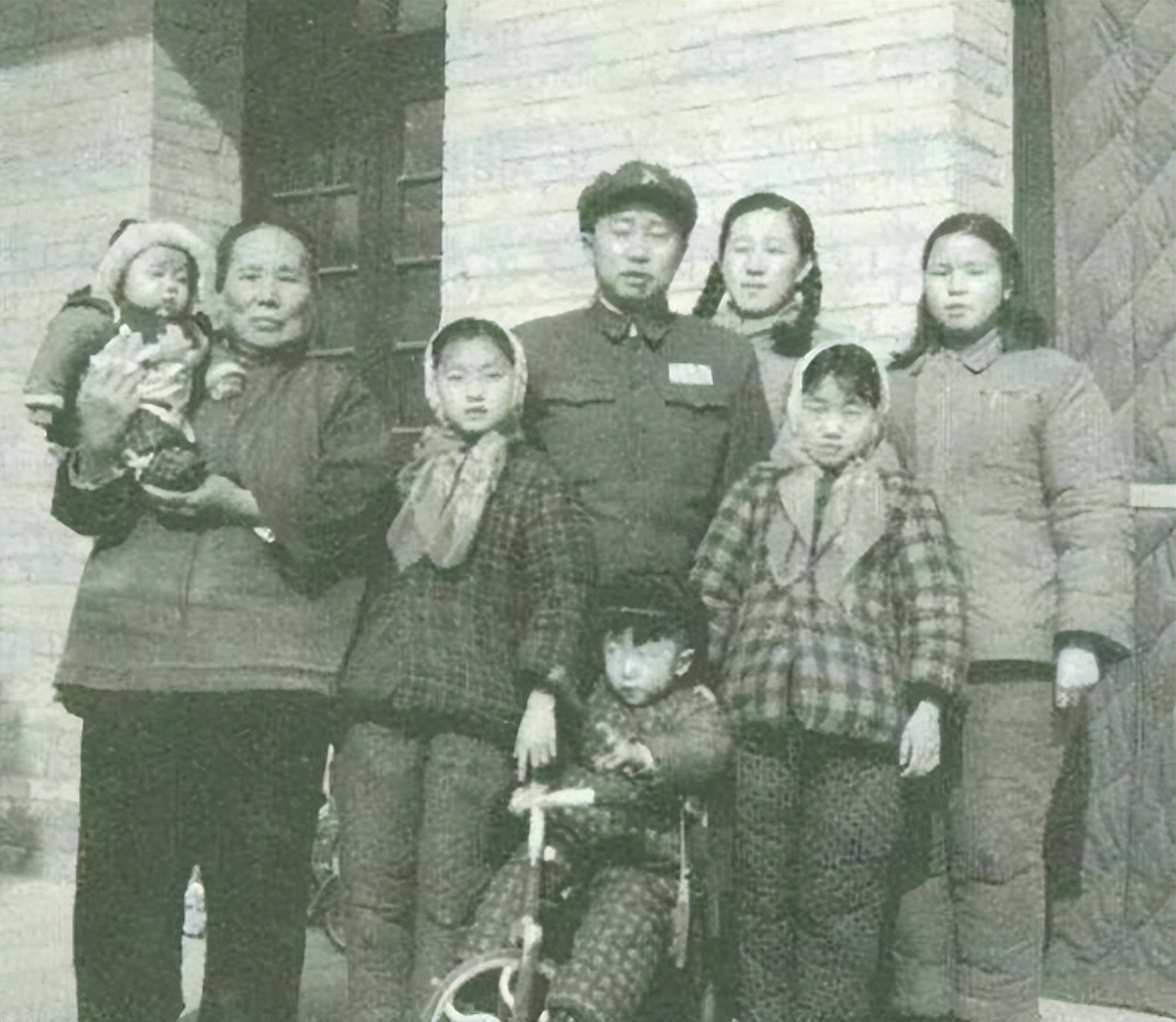 General Peng Shaohui with a broken arm was unyielding in the special ...