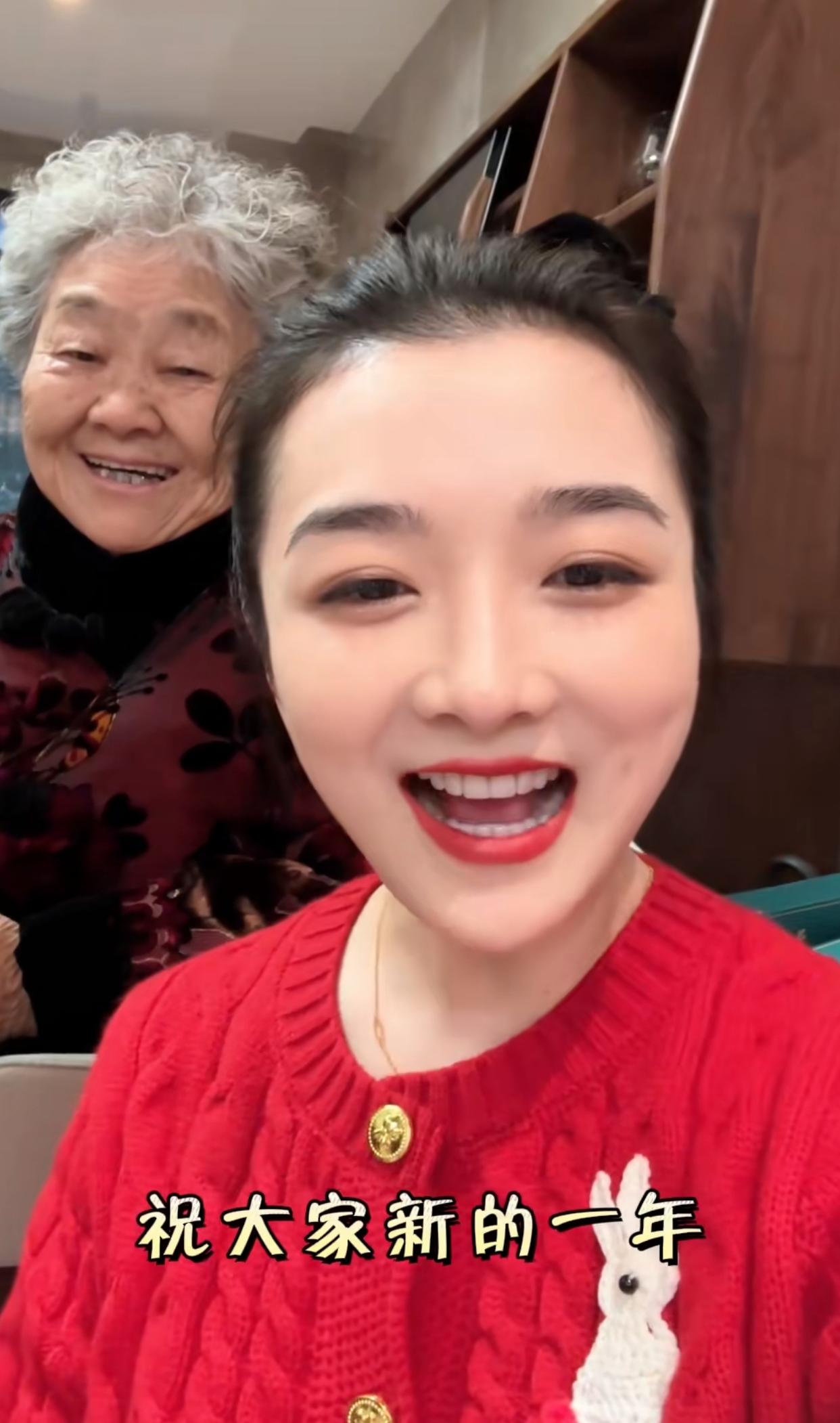 Wu Yating brought her children back to her hometown, kowtowed in new ...