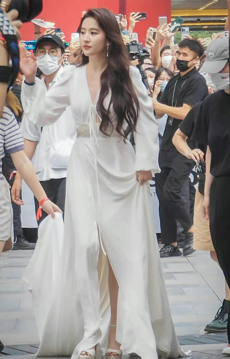 Finally saw Liu Yifei's true "face", her skin was firm and fair, and ...