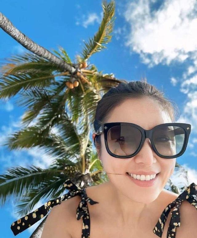 Ruby Lin generously shows off her swimsuit! She is in great shape on ...