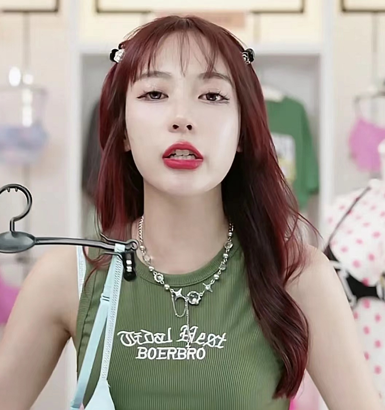 Wei Mi live rollover!Discrimination against girls with flat chest - iNEWS