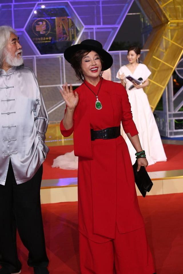 68-year-old Lin Qingxia is in the same frame as 70-year-old Liu ...
