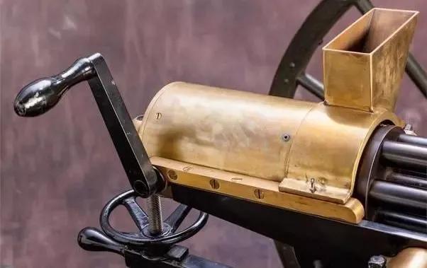 The powerful Gatling, how many bullets can be loaded, it is frightening ...