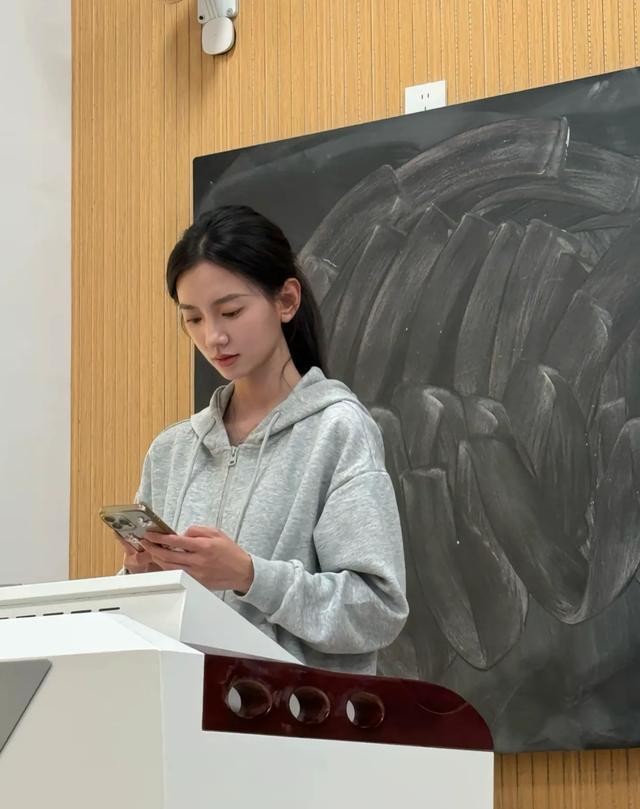 Yu Zheng officially announced the signing of a new female artist Zhang ...