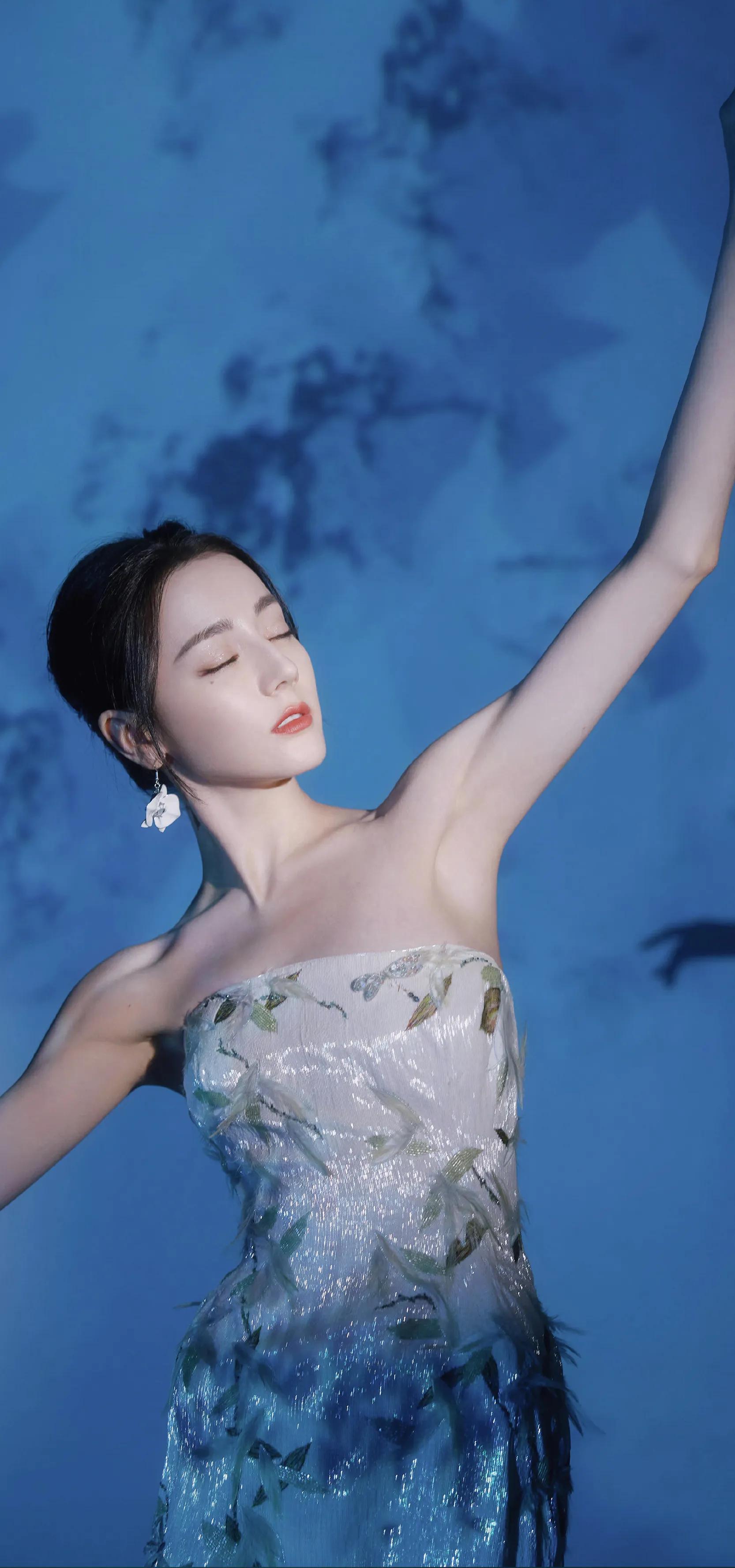 [Dilraba Wallpaper] Youlan lives in the vestibule, smoked and waiting ...