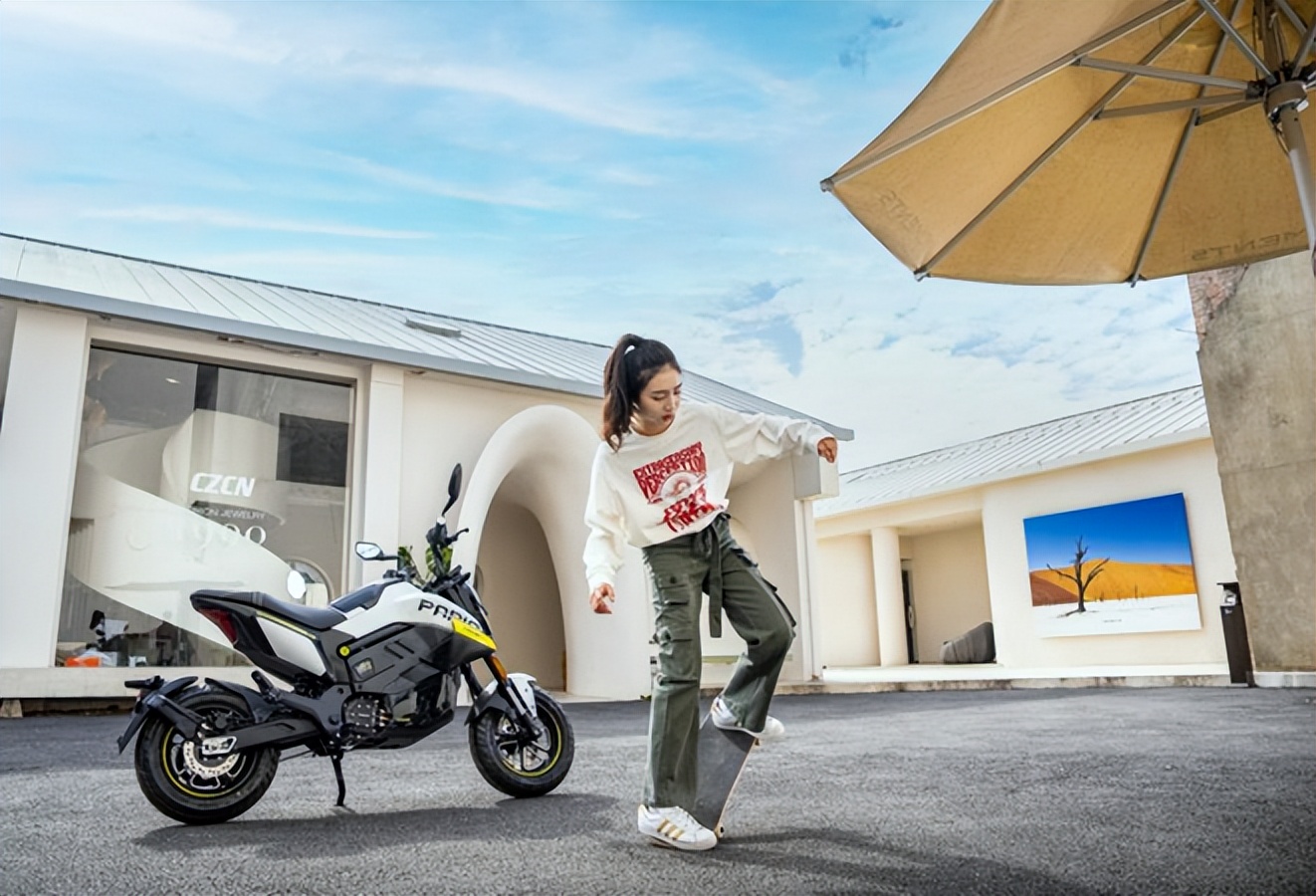 The Chunfeng Electric Motorcycle is equipped with the same brand ...