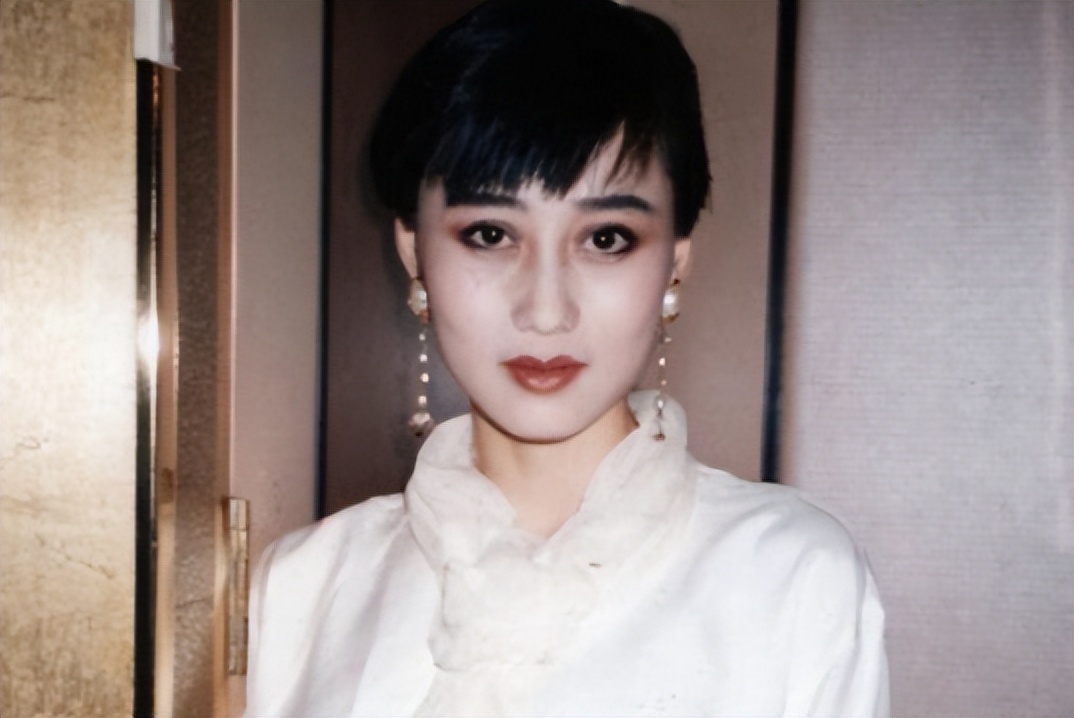 How beautiful was Lizhi back then? The photo of dancing with Stanley Ho ...