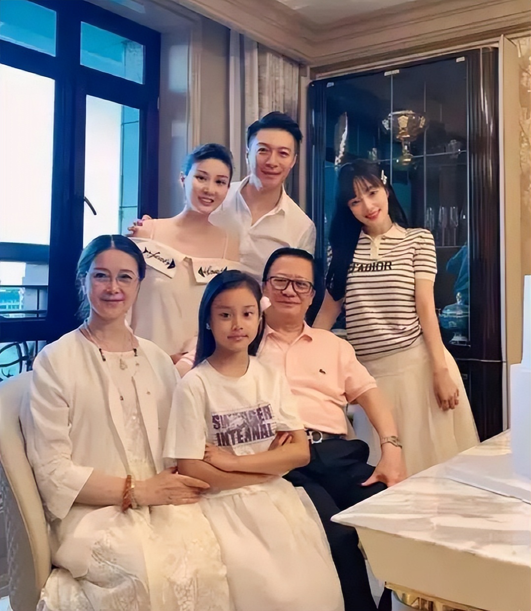 Li Xiaolu's family photos leaked! Dad wears a pink shirt and is still ...