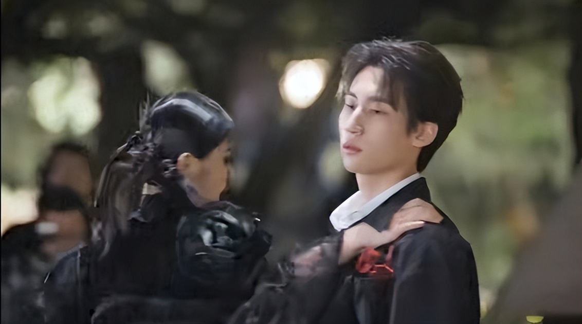 In the third season of "20 Years Old", Zhang Ge danced close to him, dominating the dance party ...