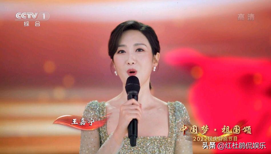 The host of CCTV's National Day Gala, Kang Hui and Zhu Xun are the ...