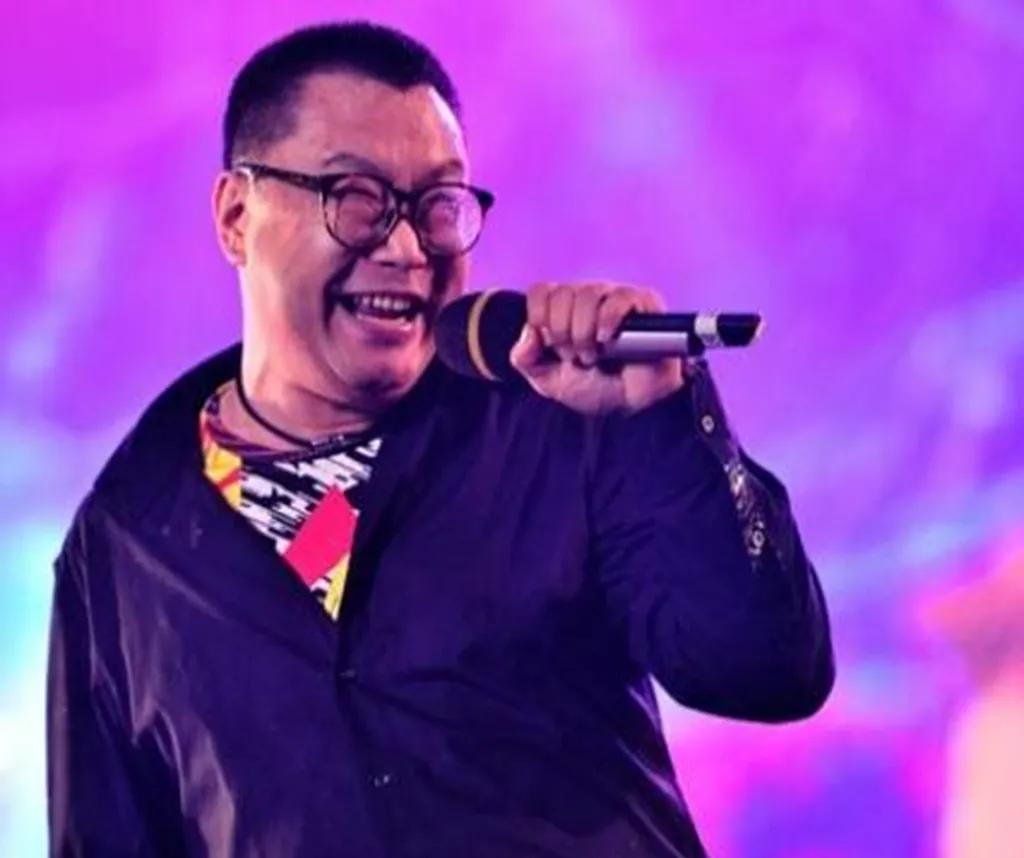 Yin Xiangjie brought his wife to send blessings on Mid-Autumn Festival ...