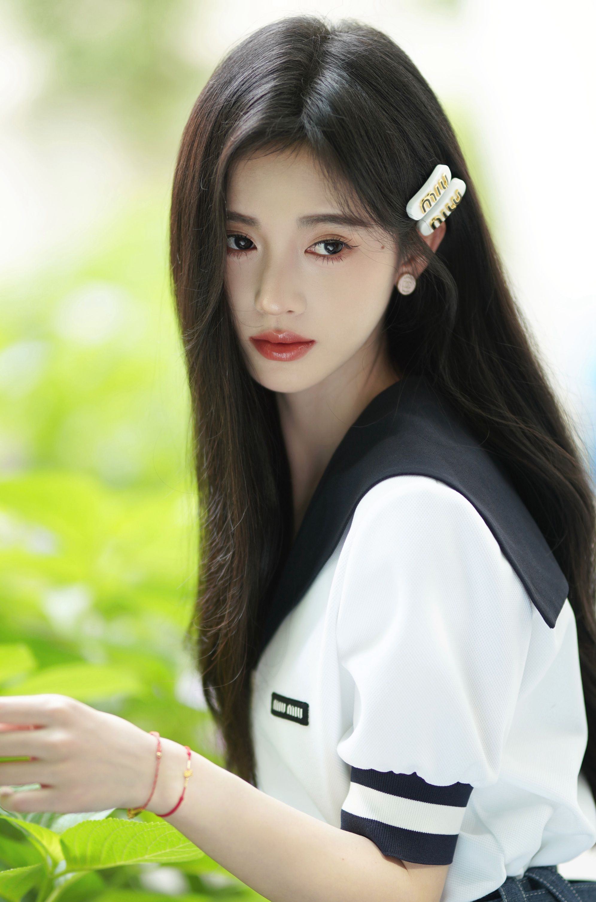 Ju Jingyi's elegant photo with shawl and long hair - iNEWS
