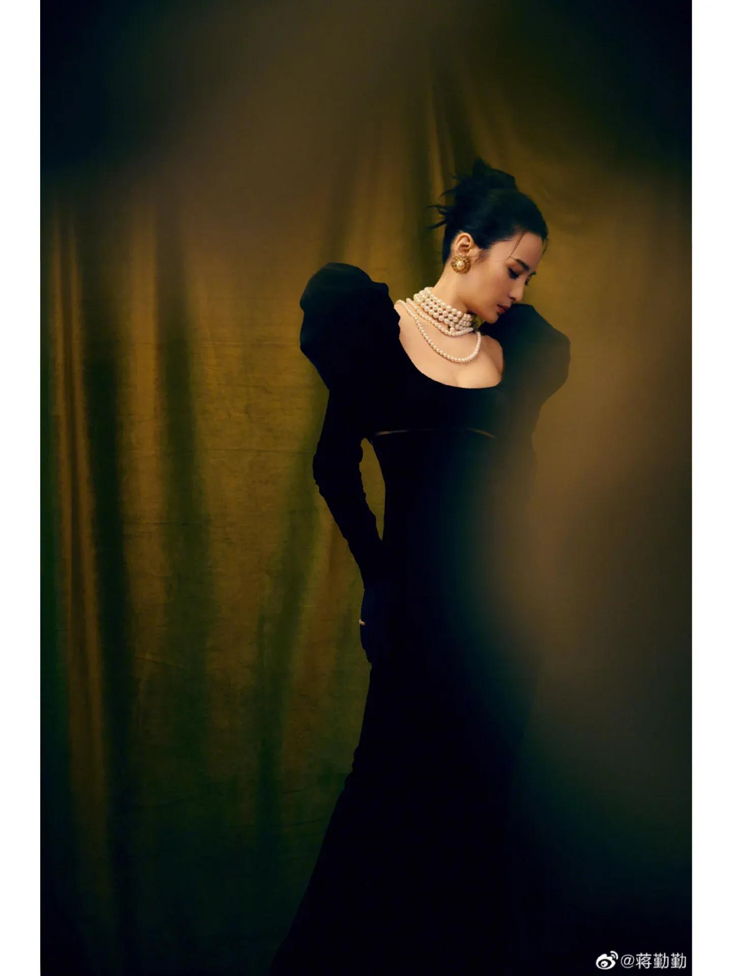 Jiang Qinqin‖ wore a black velvet dress with a slender waist and ...