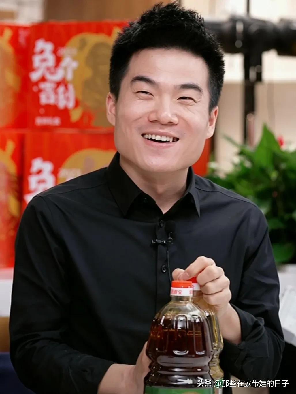 Dong Yuhui swiped the screen of the New Year's Eve party show, and his ...