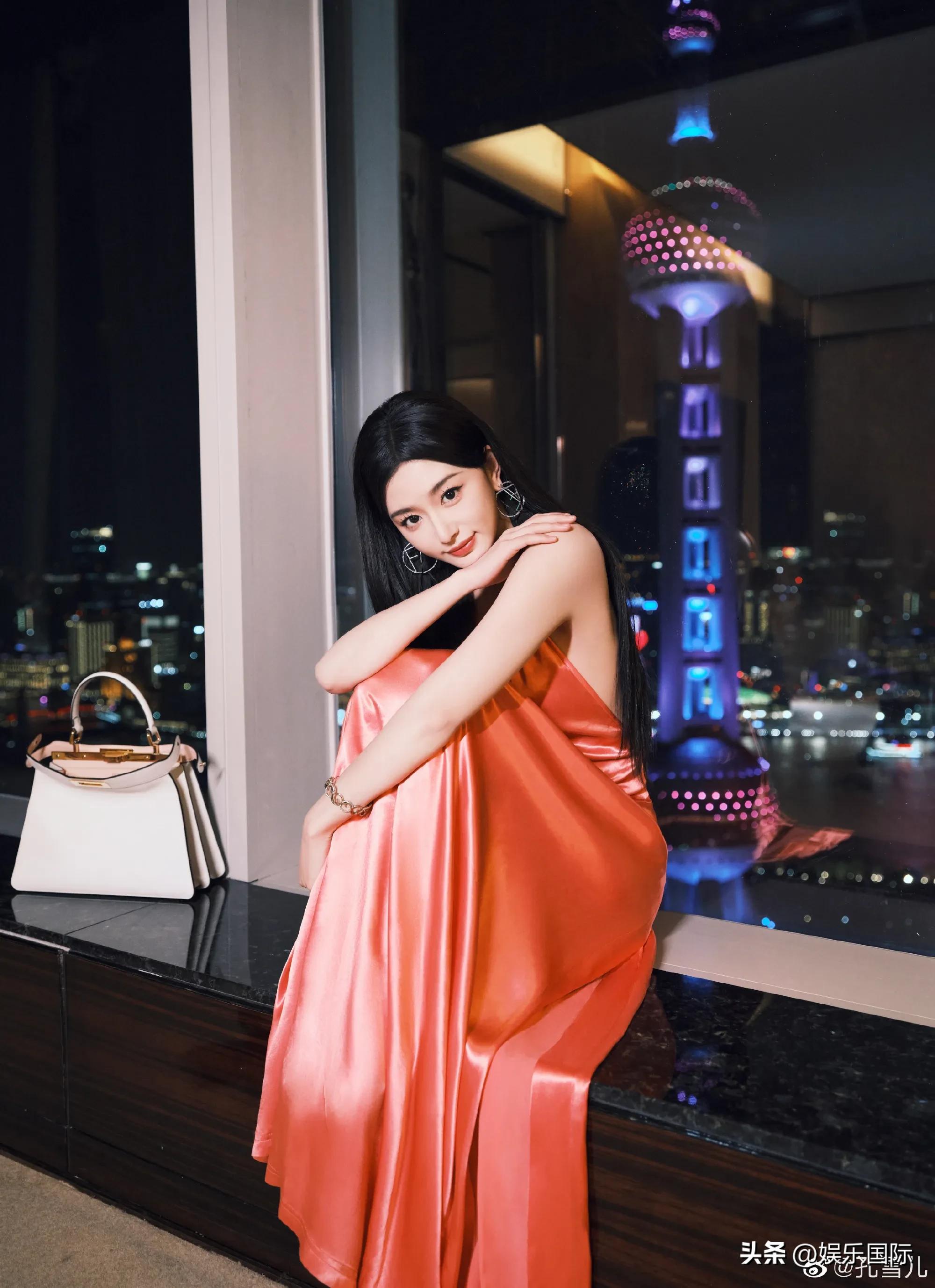 Kong Xueer wears a backless red dress, charming and charming - iMedia