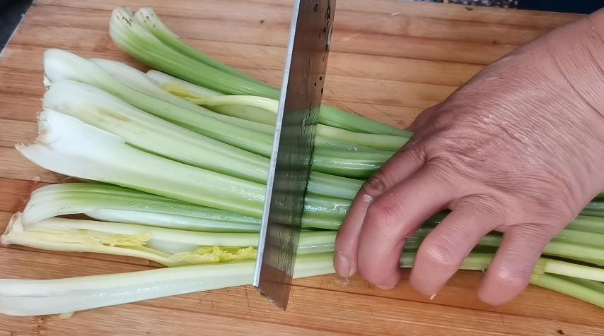 Dumpling Knot Soup Stand aside, make this delicacy with celery so ...