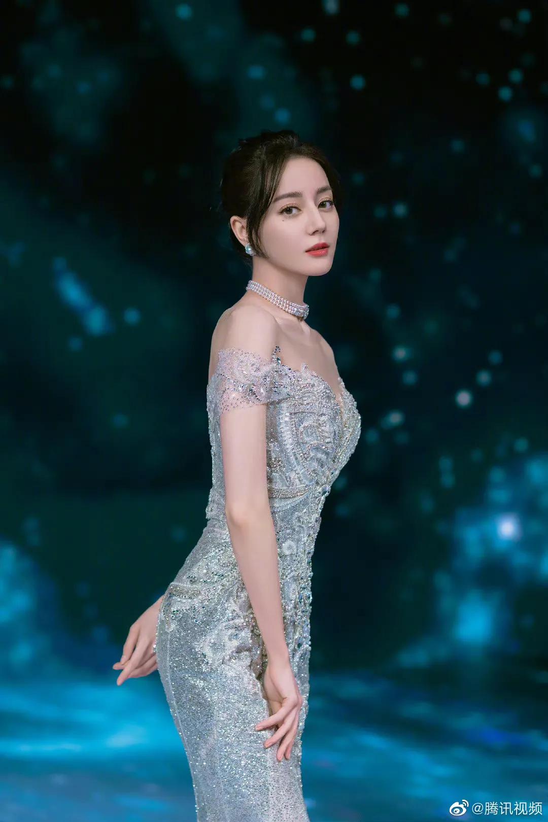 The looks of Dilireba and BOSS Yang Mi at the annual online audio ...