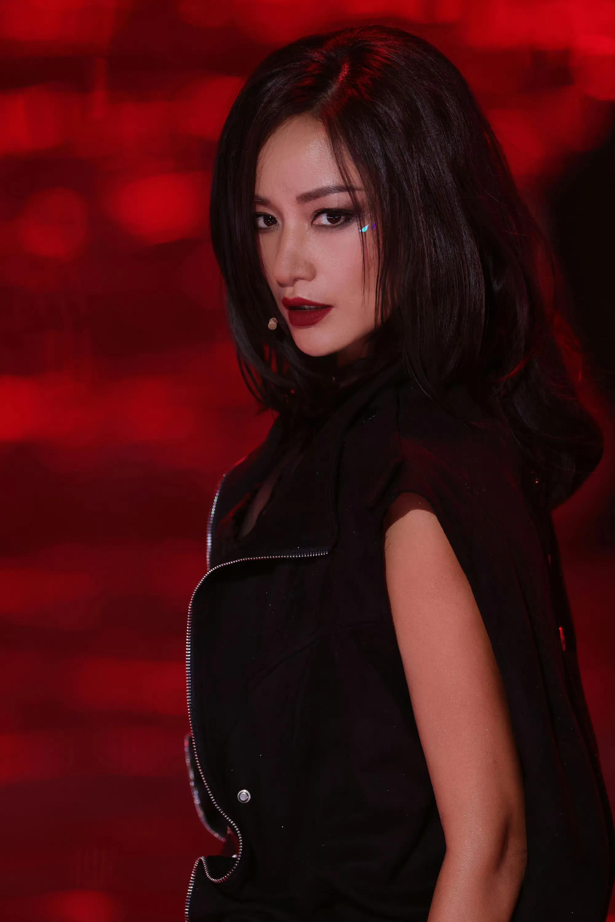 Sisters Who Make Waves Season 4 Pen-hold shooting: Zhu Zhu's charming ...