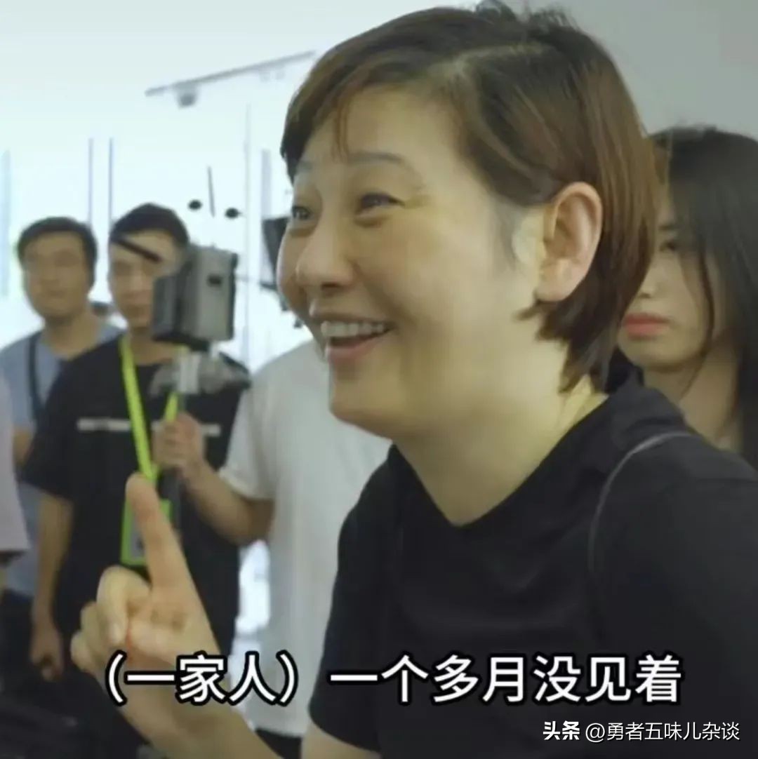 Xu Fan's mother and daughter visited the class without makeup, Feng Xiaogang's indifferent ...