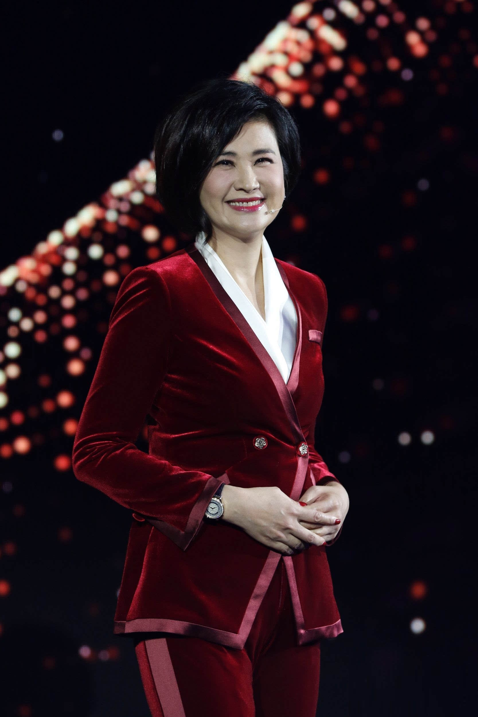 Phoenix TV host Wu Xiaoli, 25 years younger than her husband, helped ...