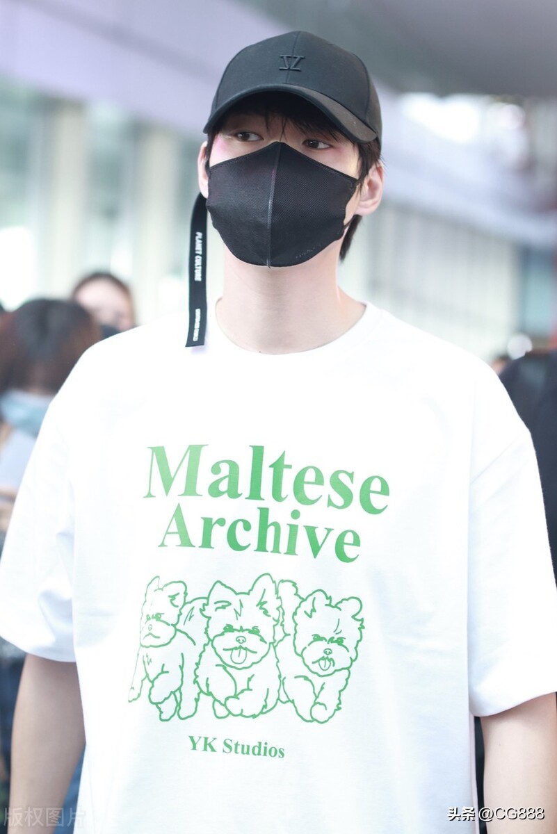 Wei Daxun appeared in Beijing Airport star airport photos - iMedia