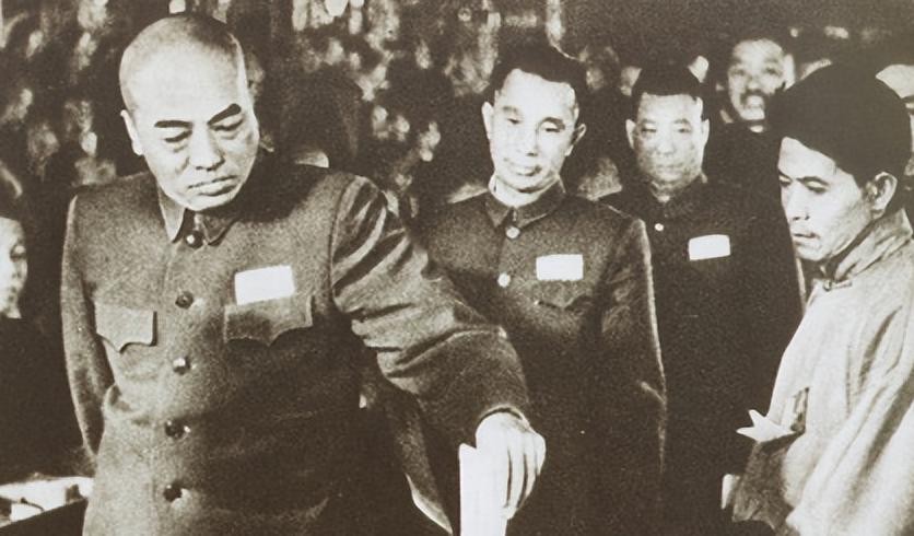 Cheng Qian introduced a lieutenant general to General Peng at the ...