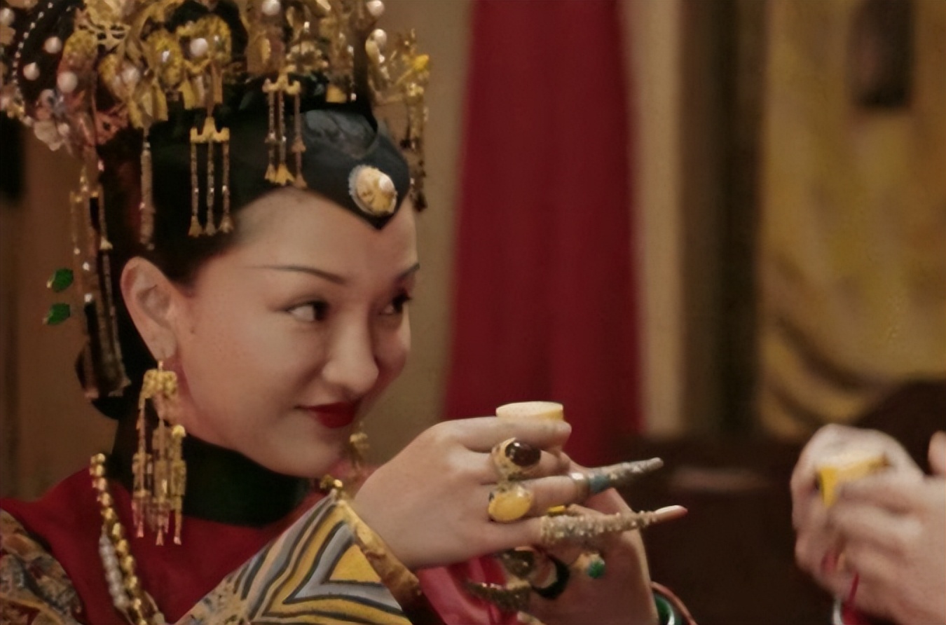 Why did concubines in the Qing Dynasty wear long nail sets? - iNEWS