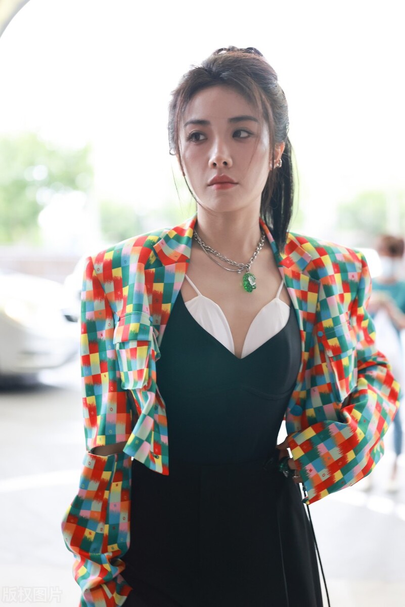 Yu Yan appeared in Shanghai Fashion Week to watch the show, plaid ...