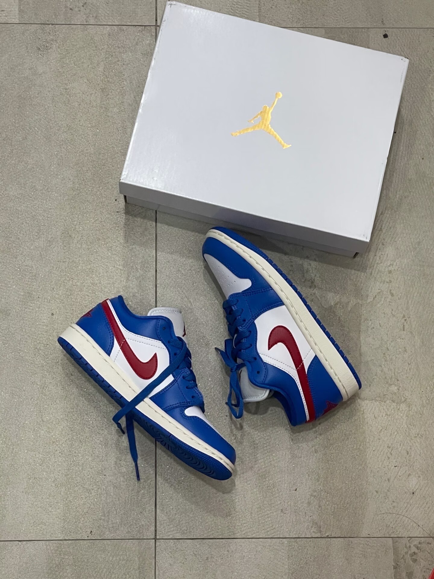 This Air Jordan Doraemon color scheme is really eye-catching - iNEWS