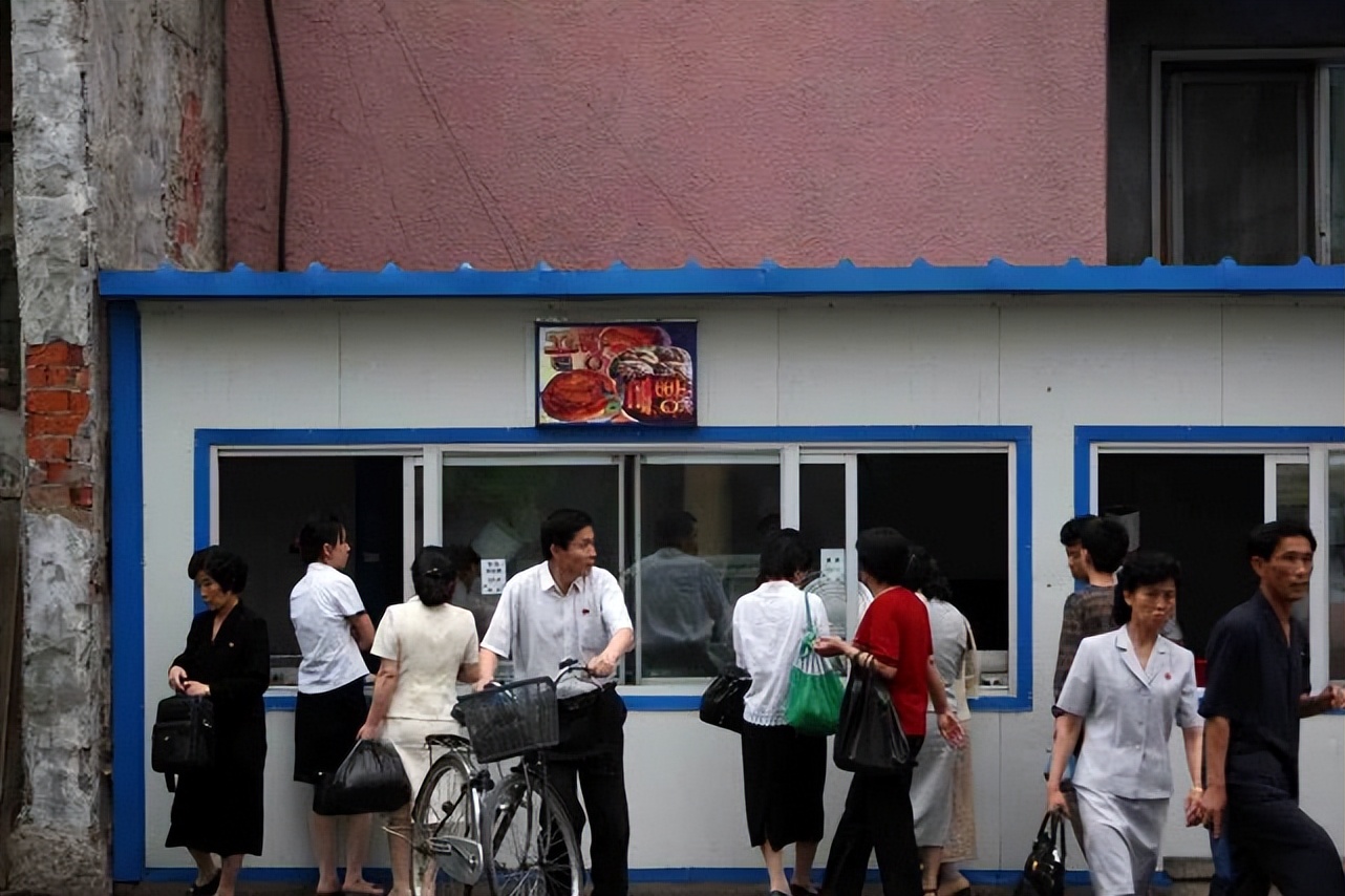 North Korea Watch, what do the shops on the streets of North Korea ...