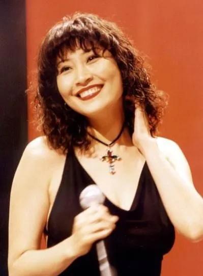 Zhang Qiang, divorced from her childhood sweetheart husband, and the ...