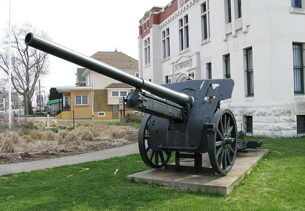 Bulky long-range shooter - WWII German K17/K18 105mm cannon - iNEWS