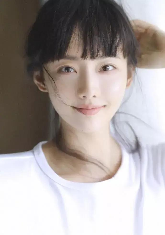 Zhang Jia Ni is so cute, Qi Liu Hai exposed navel short-sleeved T-shirt ...