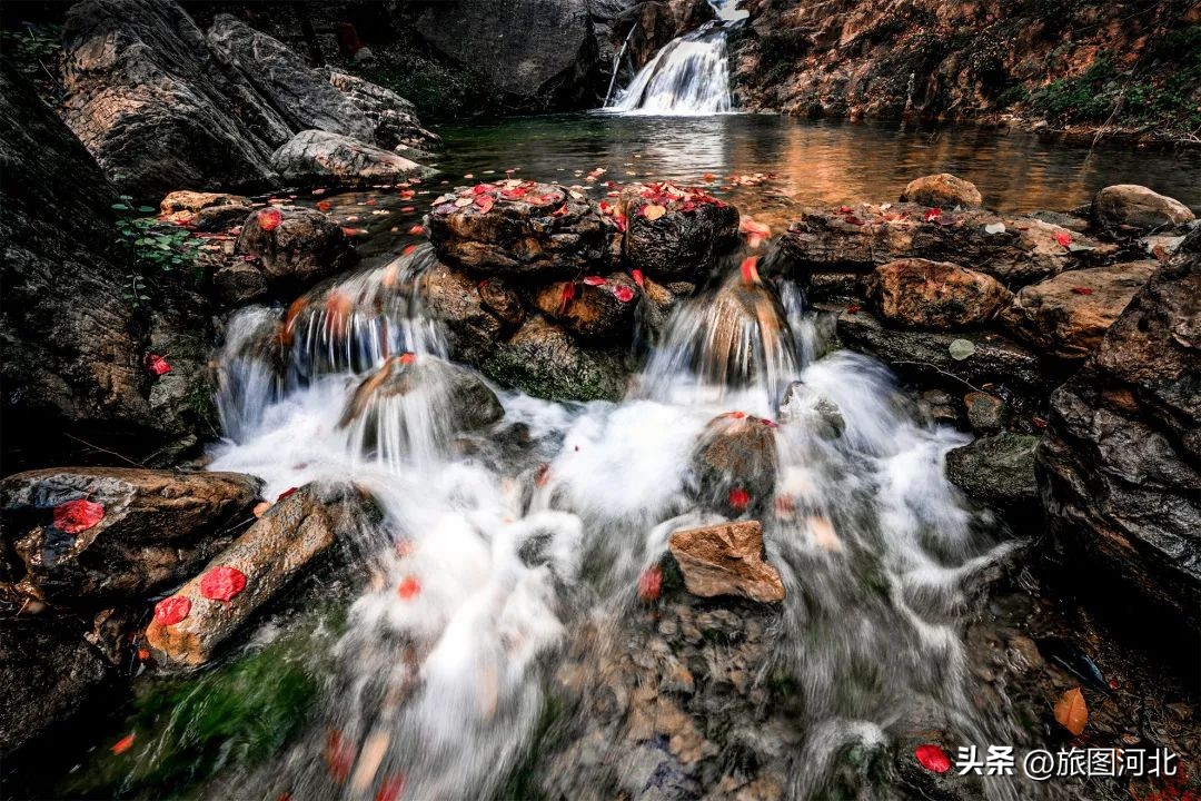Yunmeng Mountain: The red leaves reflect the clear water, the little ...