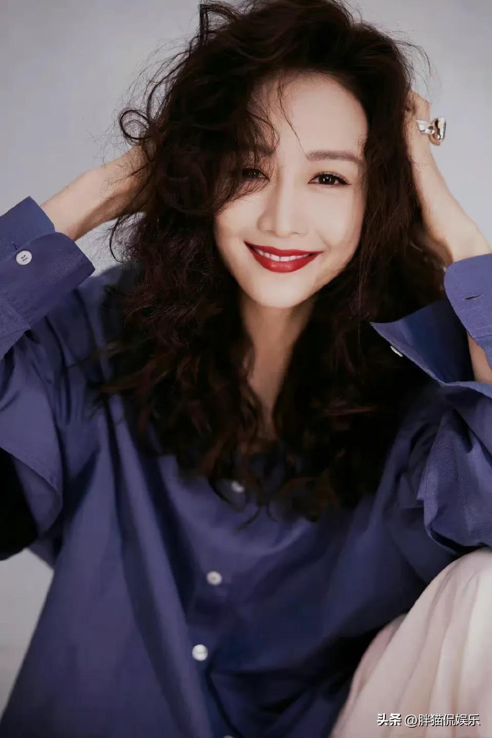 Wang Ou in a dark shirt with fluffy curly hair inadvertently reveals ...