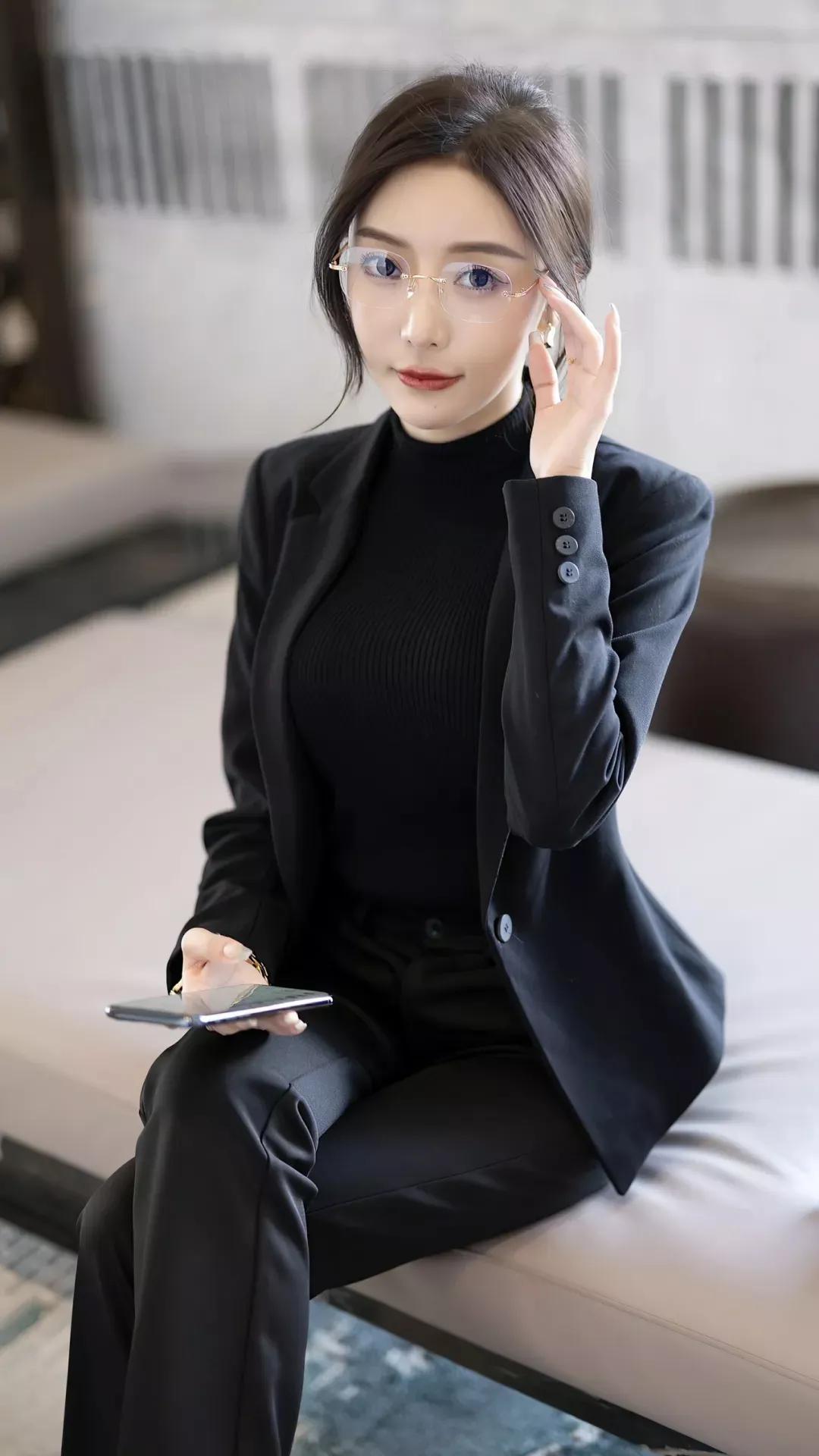 The temperament of a female boss, Wang Xinyao's workplace outfit photo ...