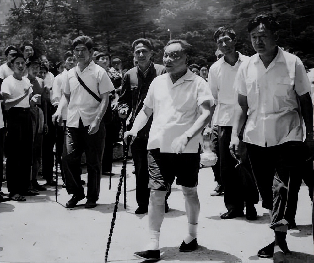 The group photo of Deng Xiaoping and Hong Kong stars has a deep ...