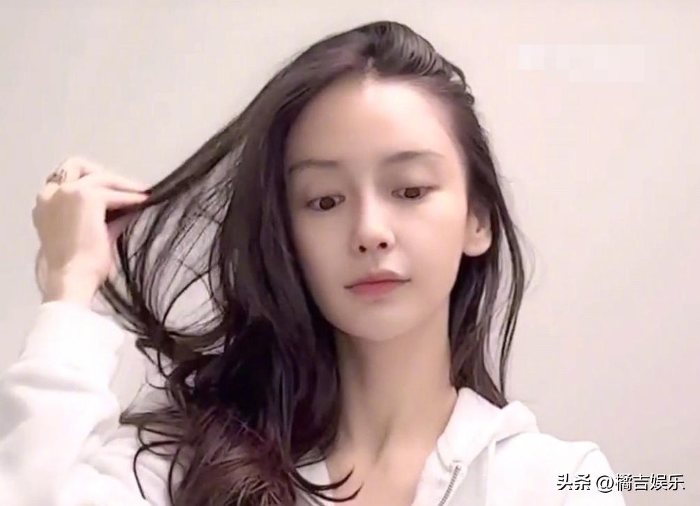 Angelababy's hair dye vlog, this light hair really dreams back to the ...