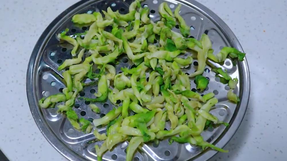 The home-made practice of spicy dried cabbage, salty, crispy, spicy and ...