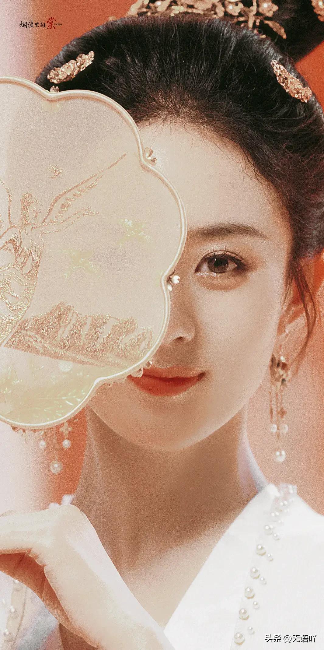 Zhao Liying's latest half-covered fan and six-square grid, dressed in a ...