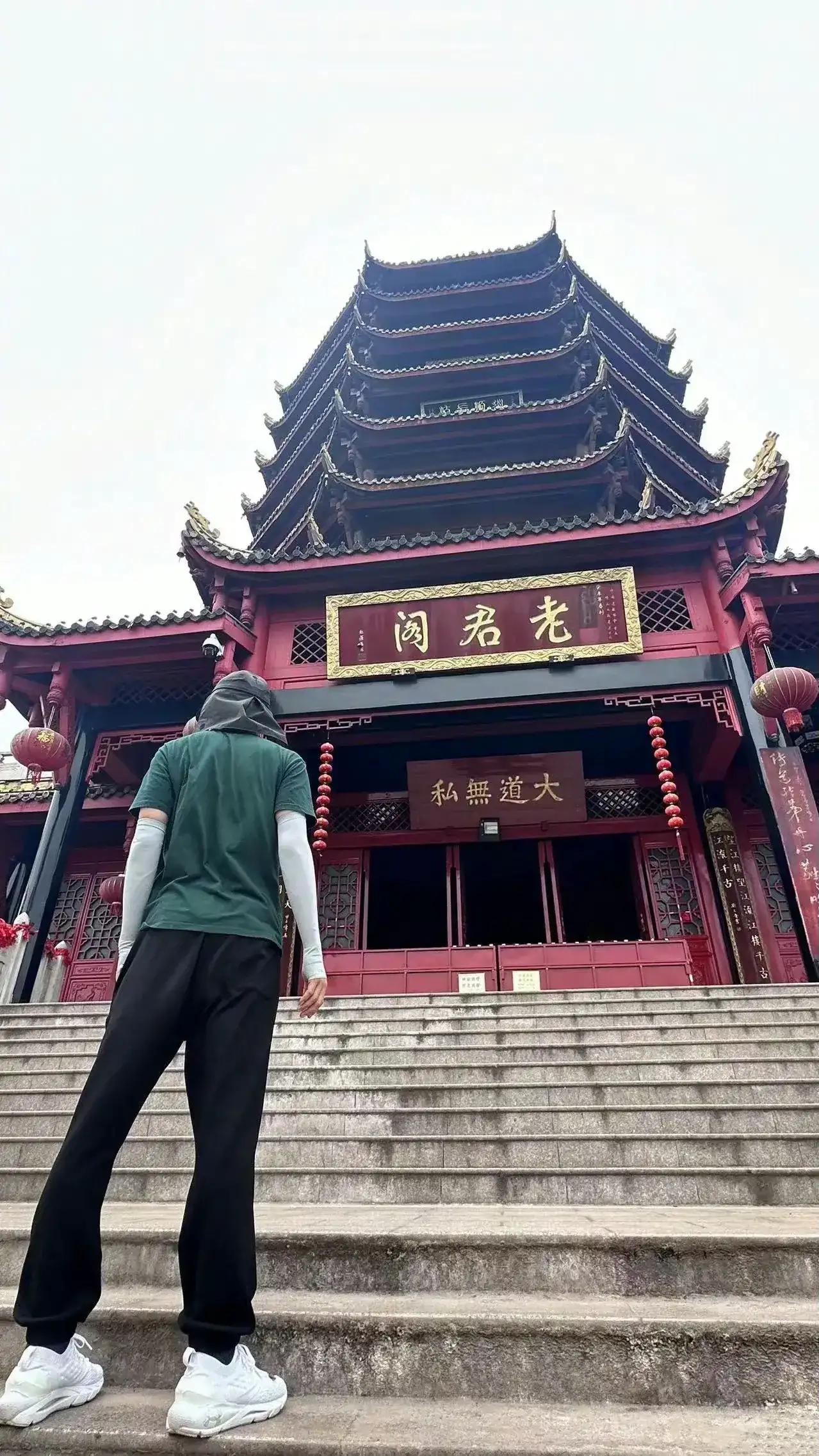 Zhong Hanliang is fully armed to climb the mountain, living in beauty? Too much P picture into ...