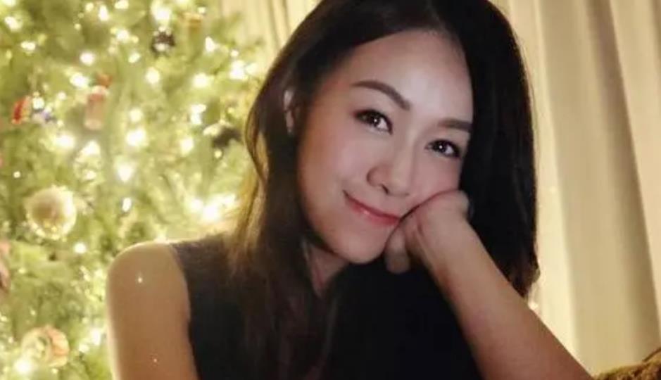 Huang Xinying held a wedding with her husband, who is 14 years older than her. She wore a ...