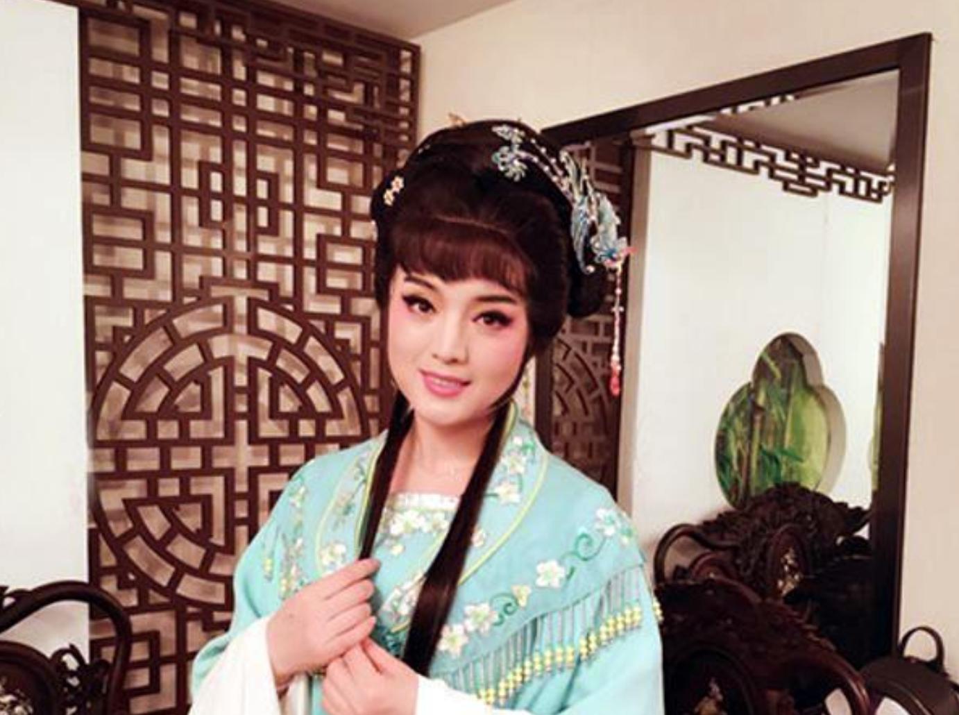 Singer Bai Xue, married at the age of 28, loves her 8-year-old ...
