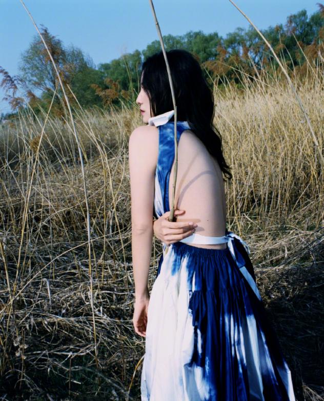Song Jia took pictures in the field with bare feet, her collar was opened to her chest to show ...