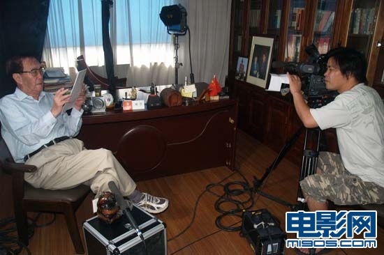 Xie Jin's past: Xie Jin is on the left, Li Xing is on the right - iMedia