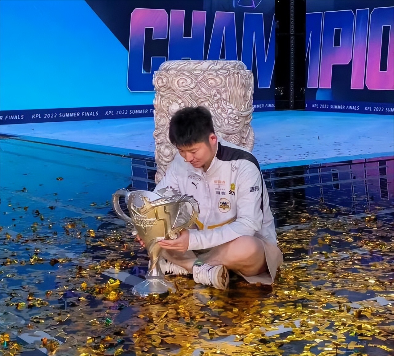 The Wolves won the championship, and Lao Lin wrote late at night: End ...