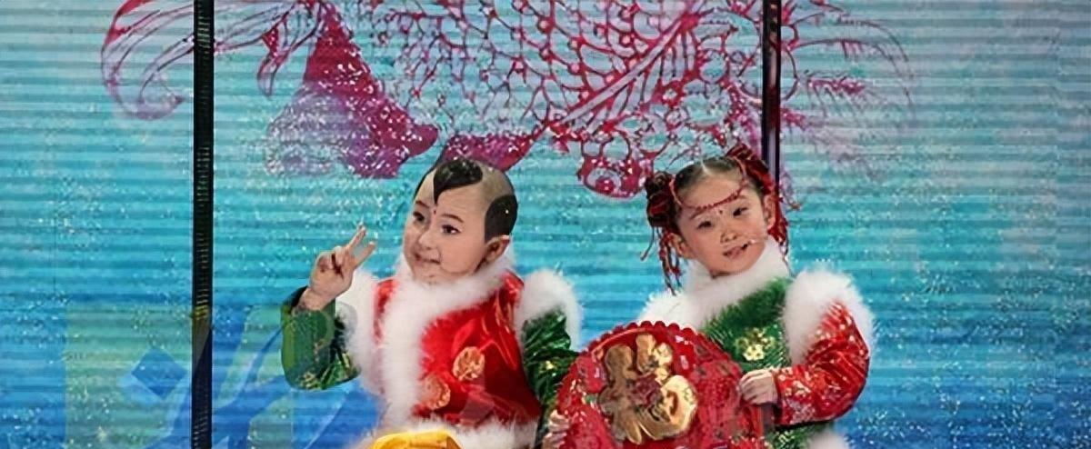 Deng Minghe, who went to the Spring Festival Gala at the age of 6 and ...
