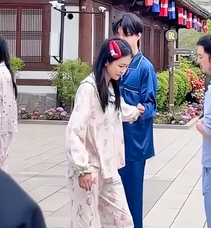 Net exposure of white deer running bar without makeup photos, wearing ...